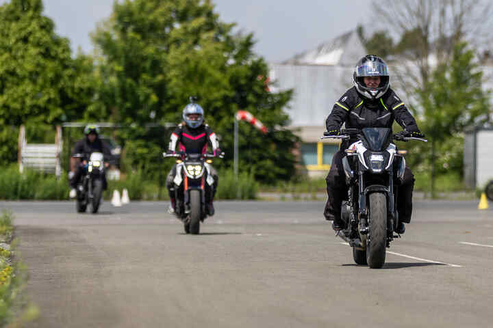 Honda trakteert vijf motorrijders (in spe) op De Langste Motorrijles